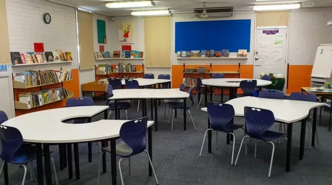 What are the Best Desk Designs For Small Classroom Spaces? | AbaxKf